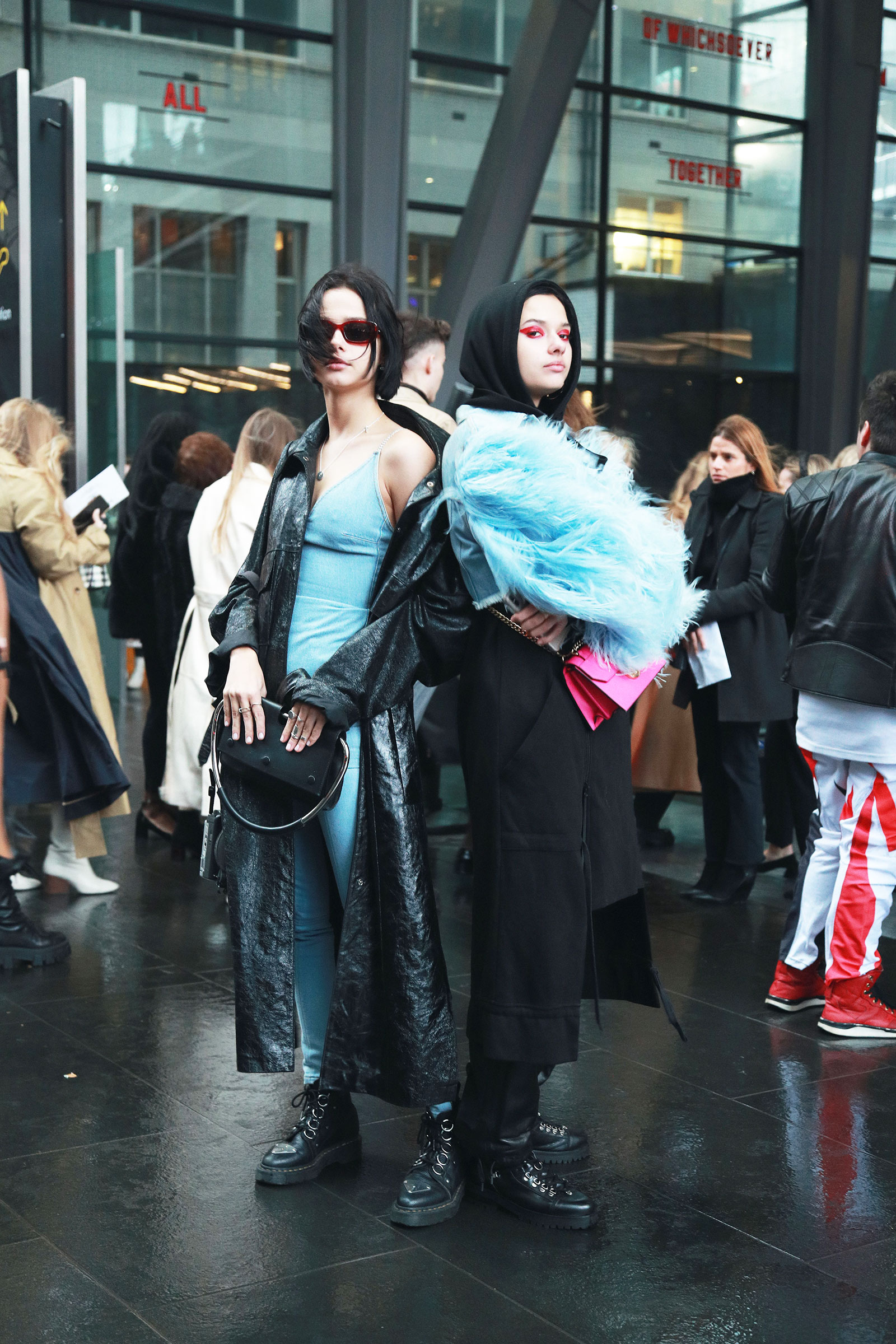 BLOOM TWINS - LONDON | FreshSnaps | Droptokyo
